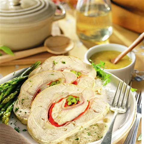 Pechuga de pavo rellena con verduras y salsa