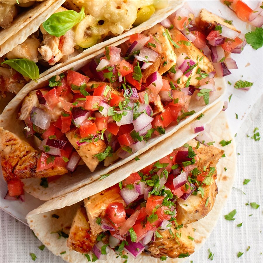 Tacos de pollo braseado con pico de gallo