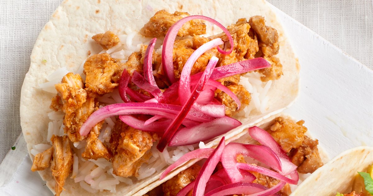 Tacos de lomo marinado, arroz y cebolla