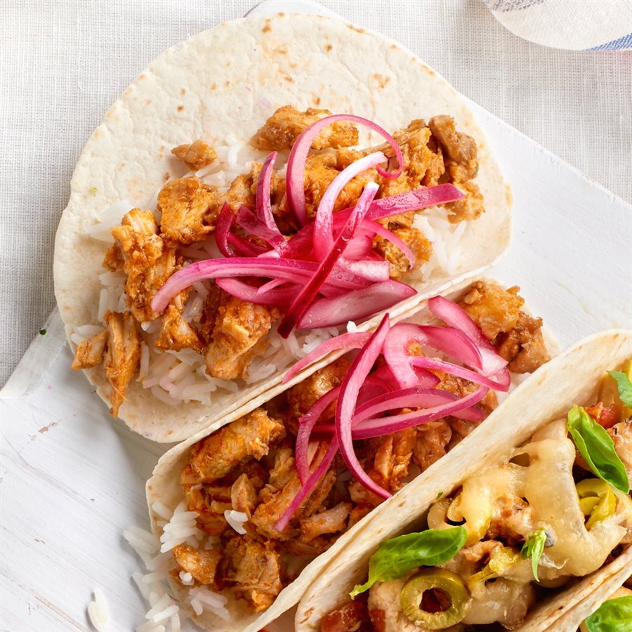 Tacos de lomo marinado, arroz y cebolla