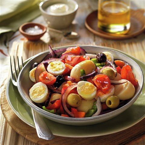 Ensalada de patatitas, aceitunas y huevos de codorniz