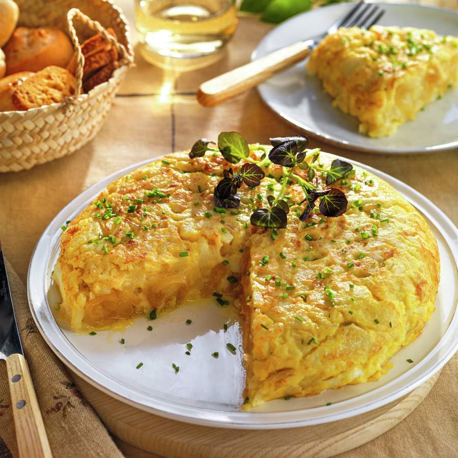 Tortilla de patatas y cebolla: la receta perfecta para que te quede jugosa