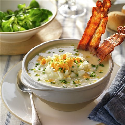 Vichyssoise fría con crujiente de beicon y huevo duro