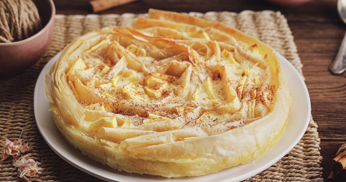 Tarta de masa filo con crema y manzana (con vídeo)