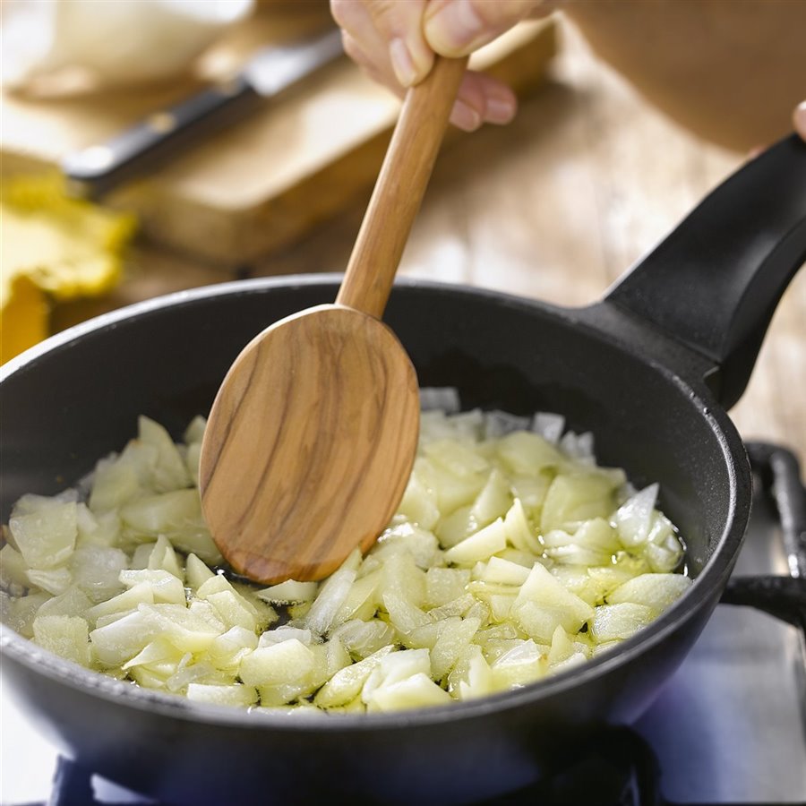 El truco viral para cortar cebolla a toda velocidad (sin llorar)