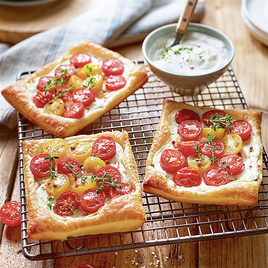 Pizzetas de crema de queso con tomatitos