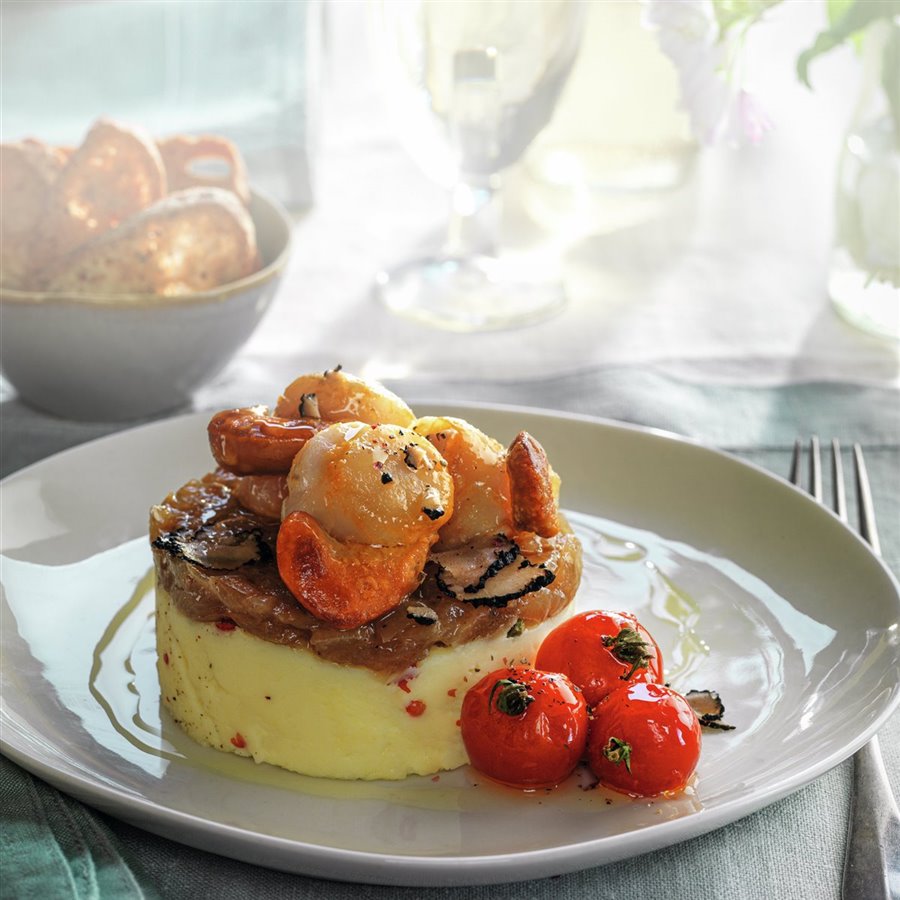 Timbal de vieira con patata, cebolla y trufa