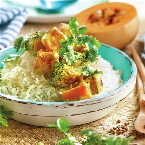 Arroz con curry de leche de coco, calabaza, seitán y brócoli