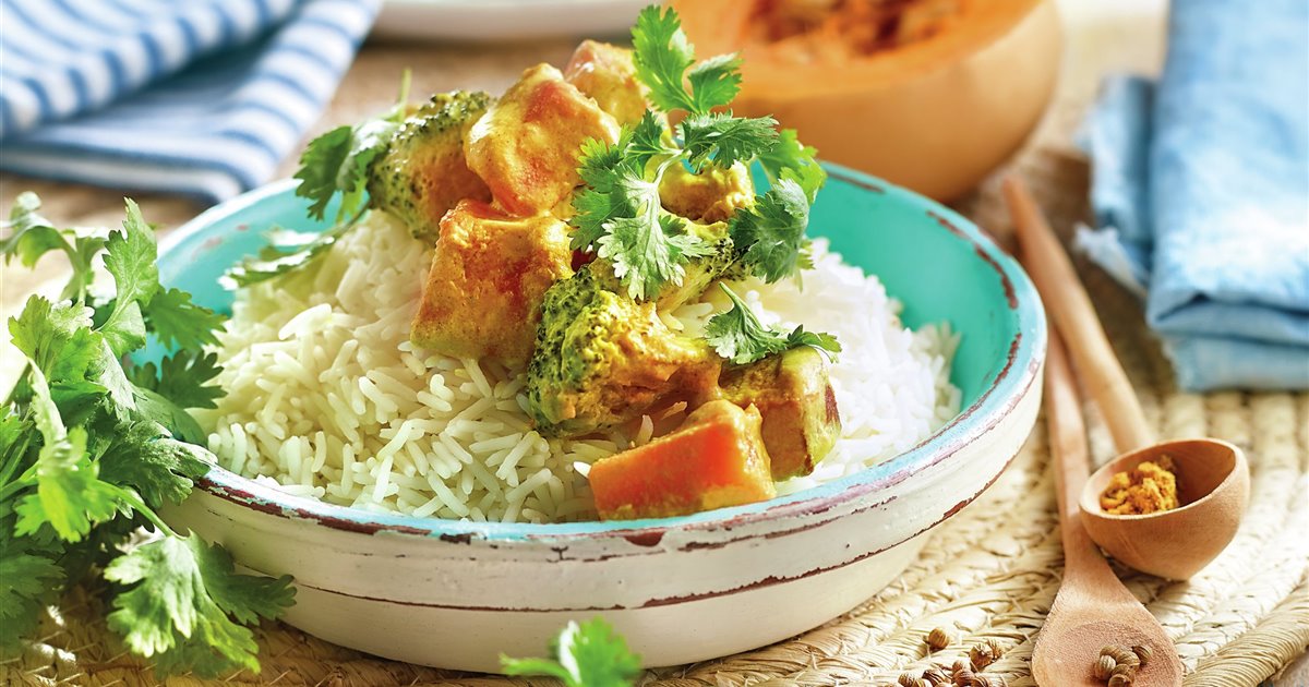 Arroz con curry de leche de coco, calabaza, seitán y brócoli