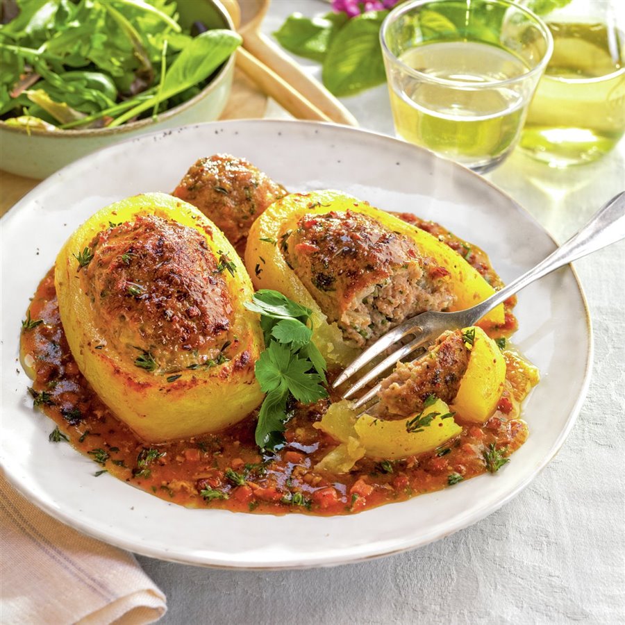 Patatas rellenas con carne picada en salsa