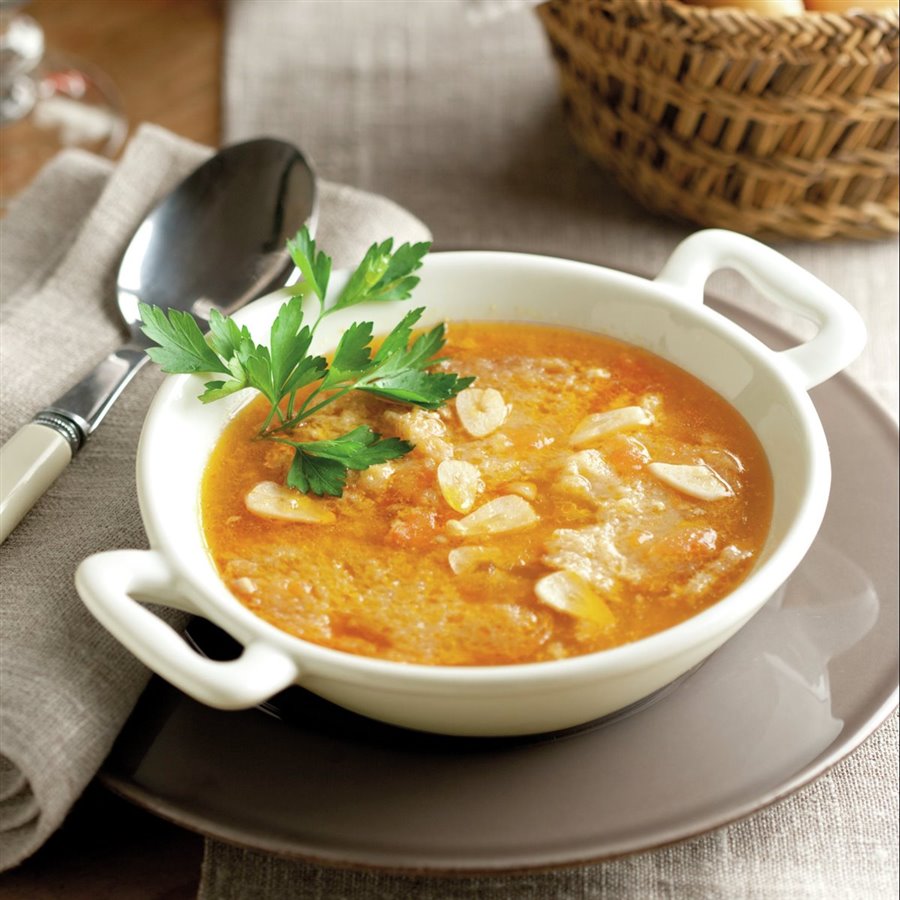 Sopa de ajo con pan y huevo