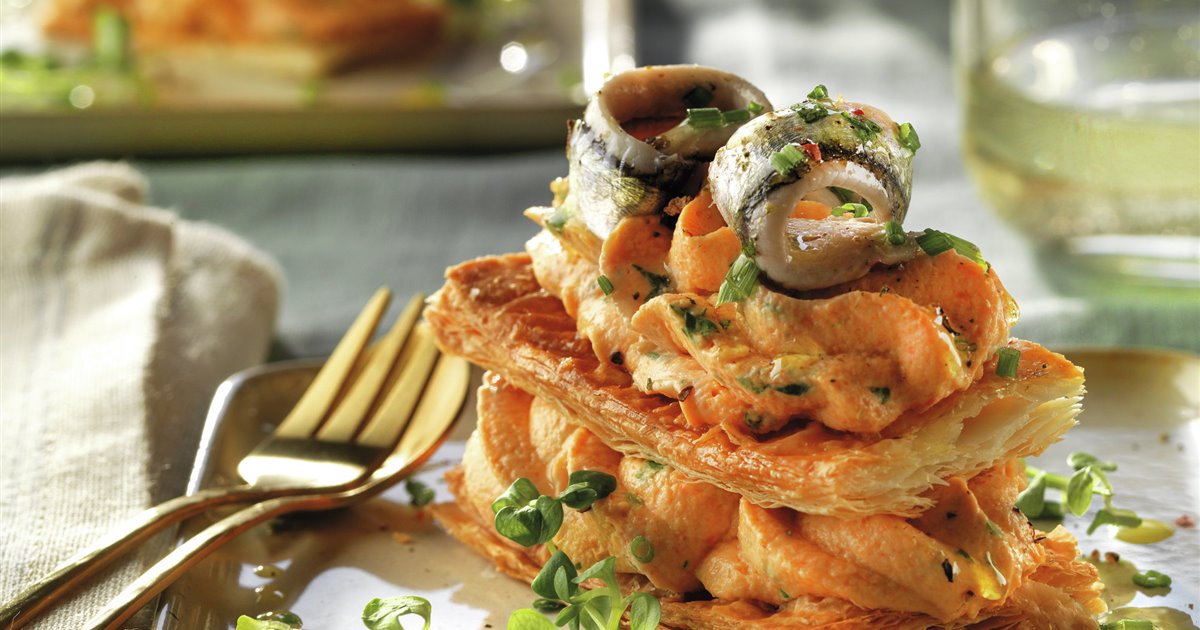 Canapé de mousse de pimiento con boquerones