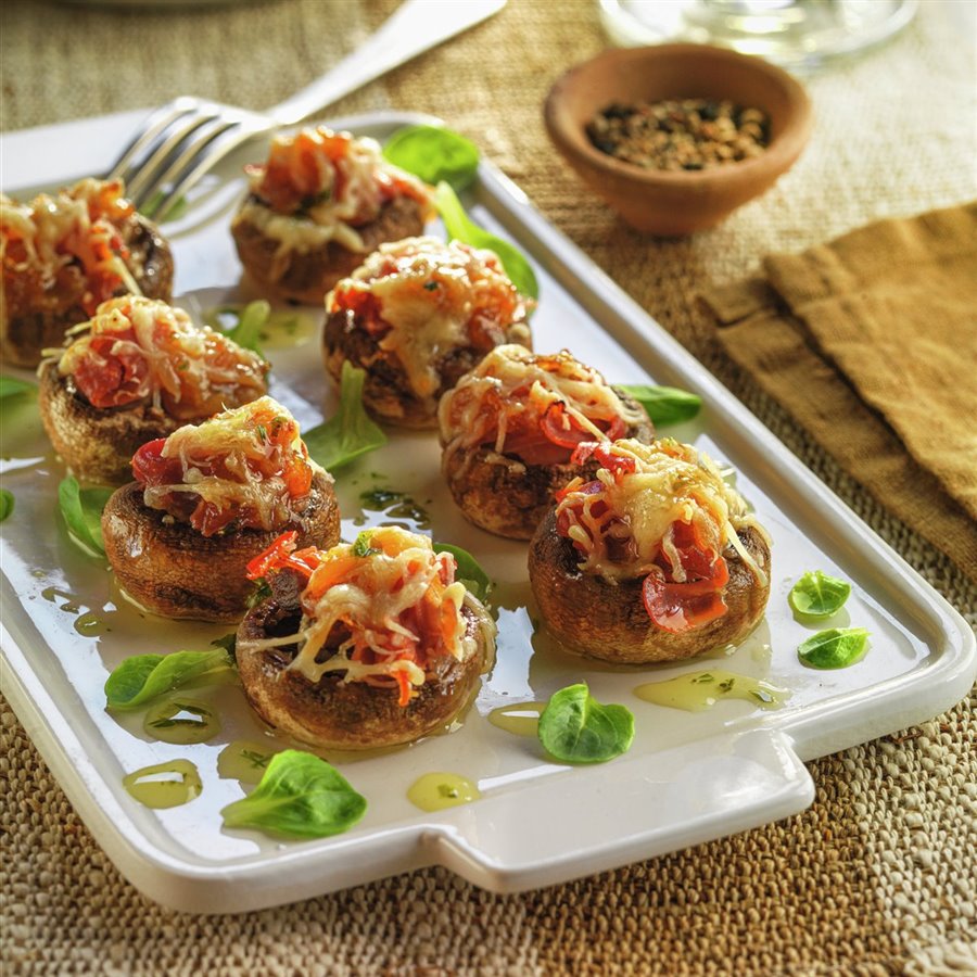 Champiñones rellenos de cebolla, jamón y foie con queso gratinado