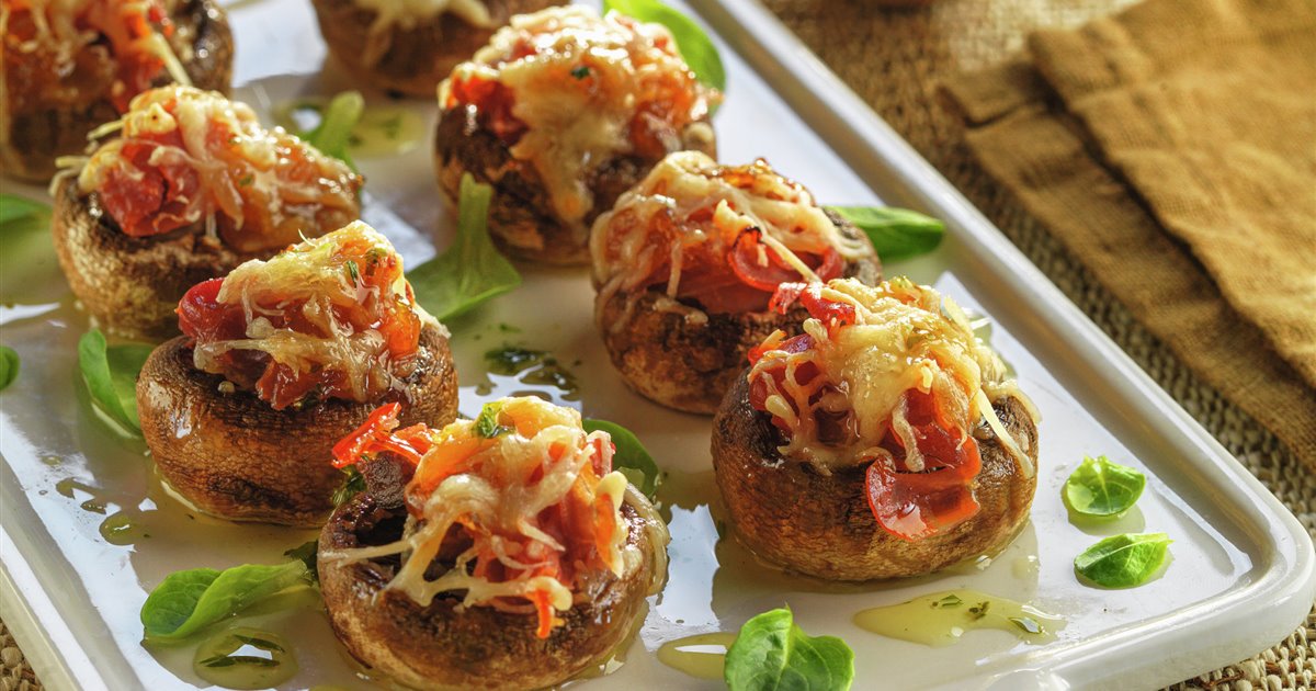 Champiñones rellenos de cebolla, jamón y foie con queso gratinado