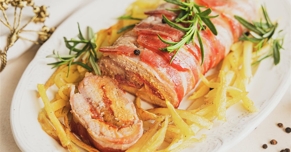 Solomillo de cerdo relleno envuelto en beicon al horno con patatas