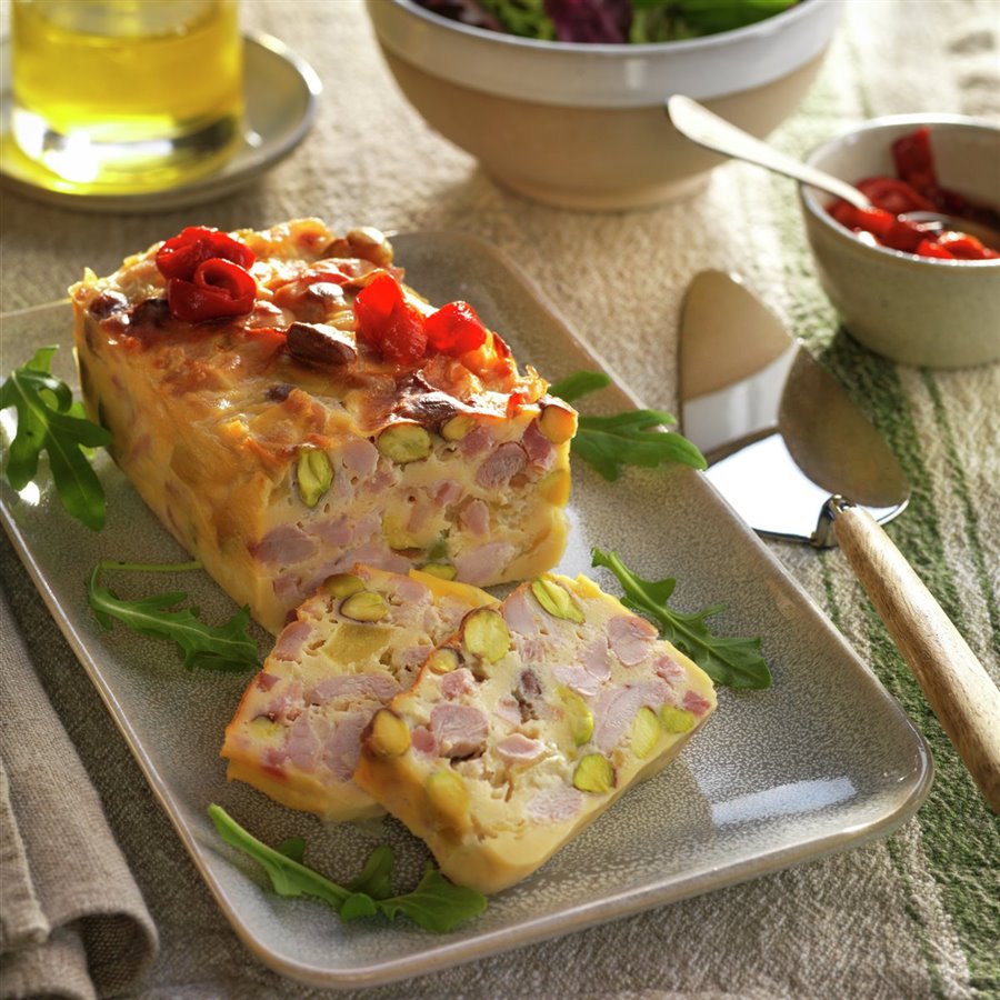 Terrina de conejo y beicon con manzana y pistachos
