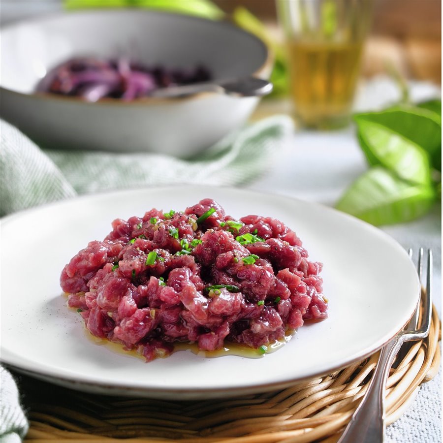 Steak tartar clásico de vaca del chef Ricard Camarena