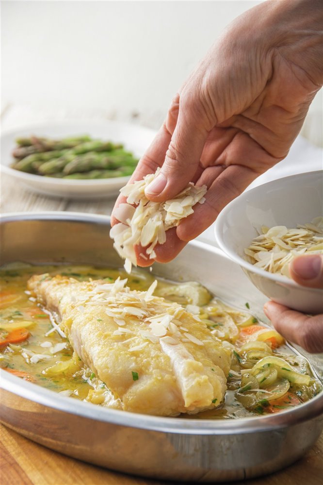 Cola de rape al horno con espárragos y almendras