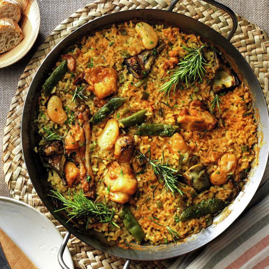 La paella típica valenciana con conejo, pollo y judías