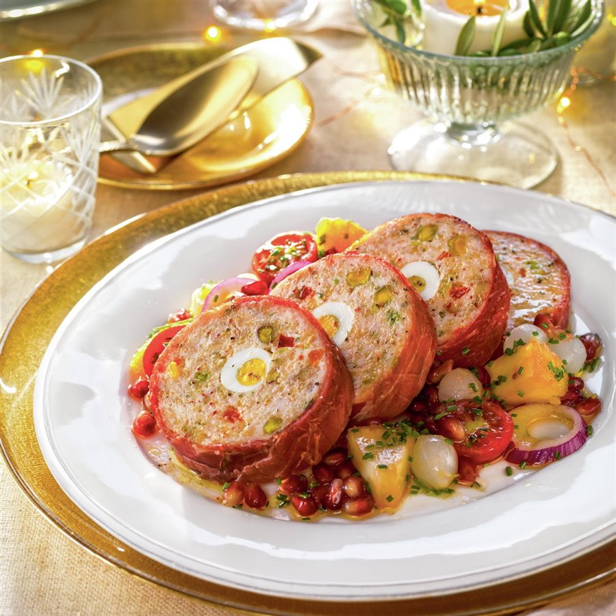 Rulo de pollo, jamón y huevos de codorniz