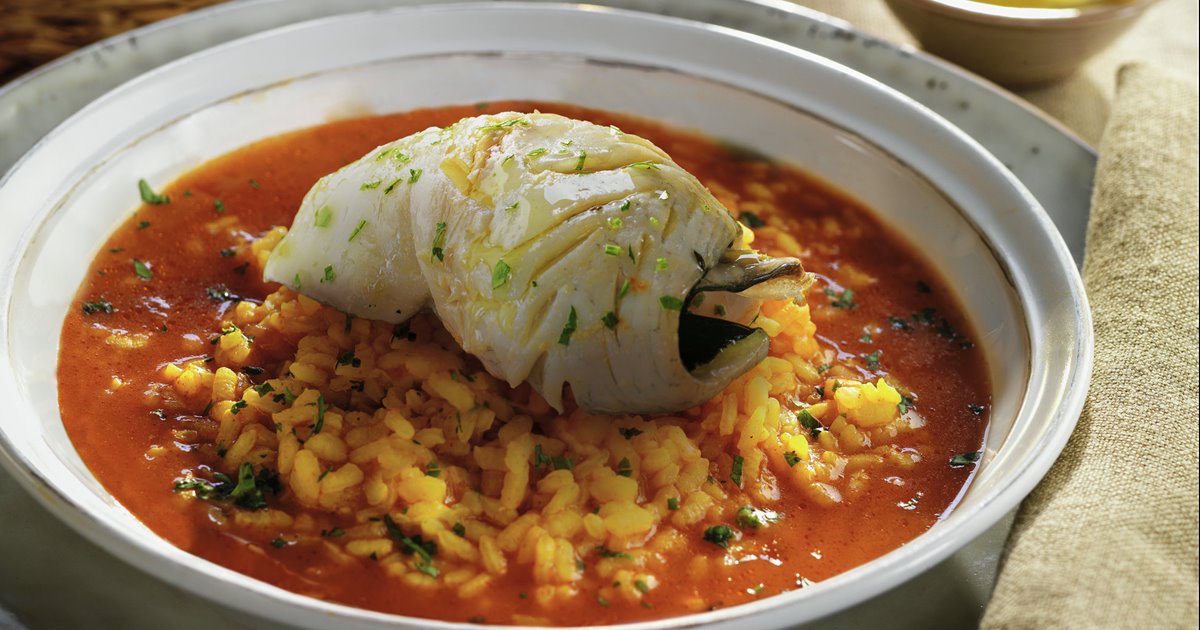 Caldero murciano con rollitos de dorada