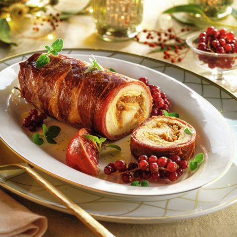 Enrollado de pollo relleno de queso y cebolla, ideal para Navidad