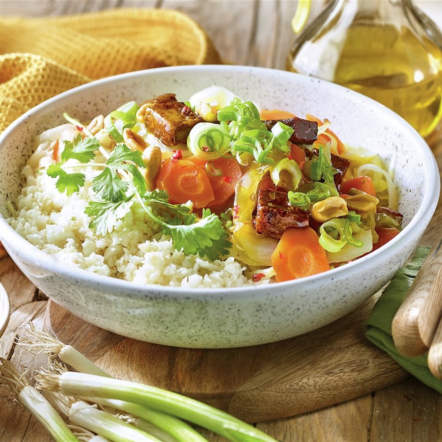 Salteado de verdura y tofu con salsa de cacahuete