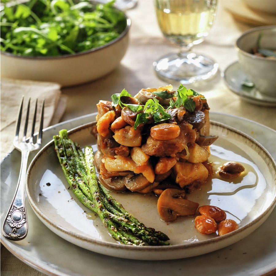Timbal de pollo, champiñones y almendras