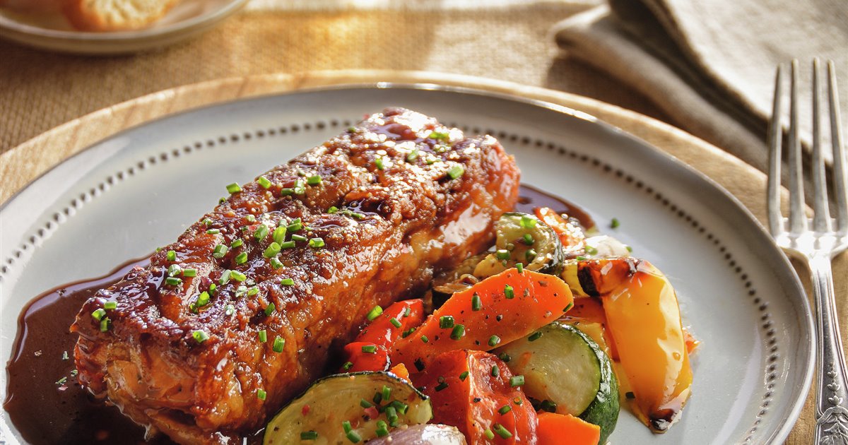 Manitas de cerdo glaseadas con verduras al horno