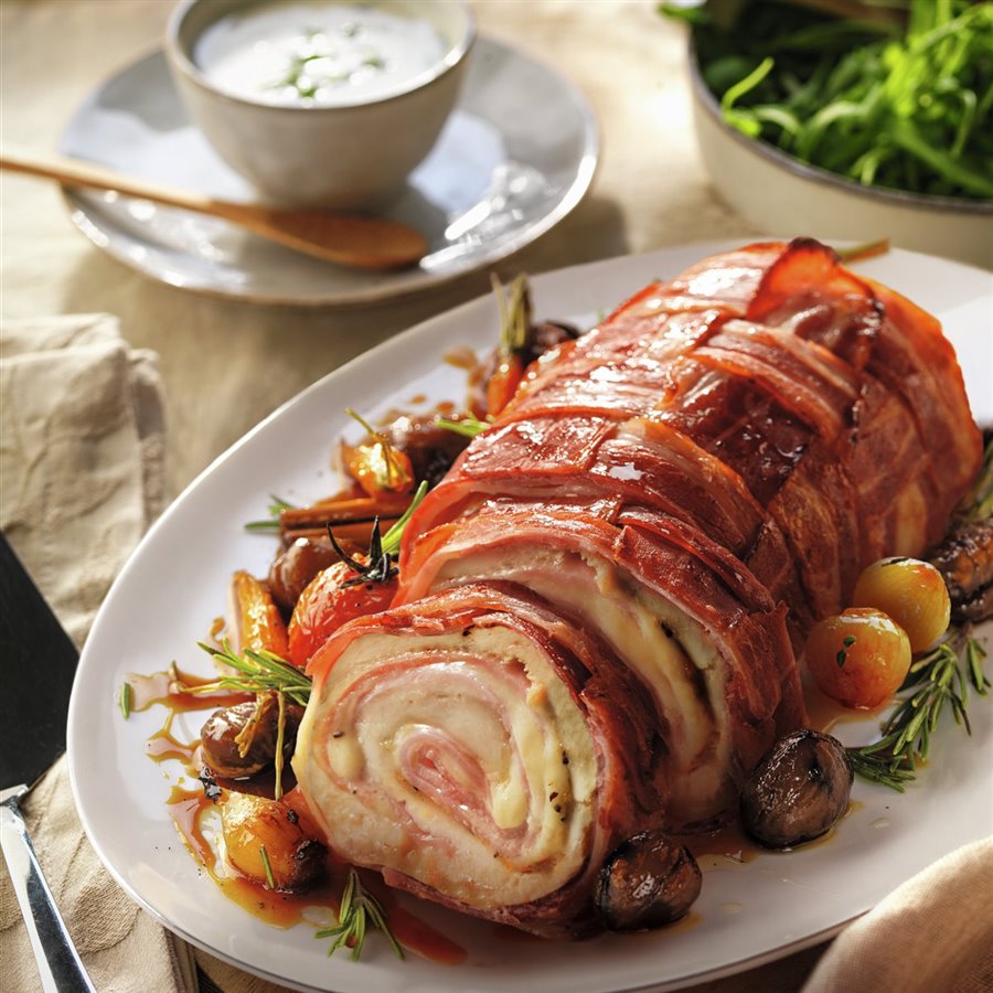 Rulo de pollo con beicon, jamón y queso