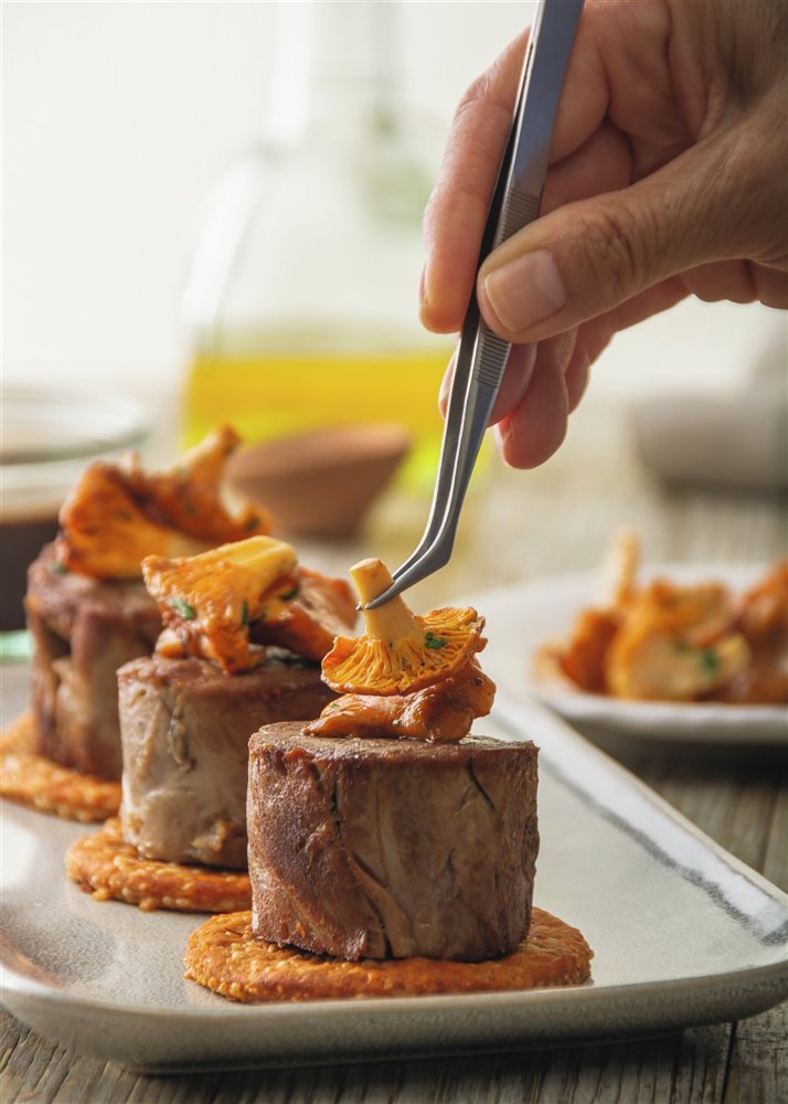 Terrina de cordero sobre crujiente de queso y pimentón