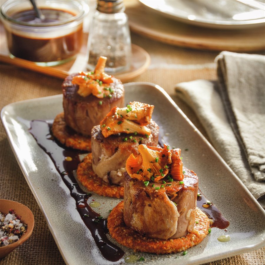 Terrina de cordero sobre crujiente de queso y pimentón