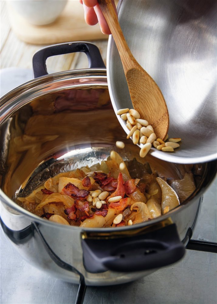 Sepia encebollada con beicon y piñones