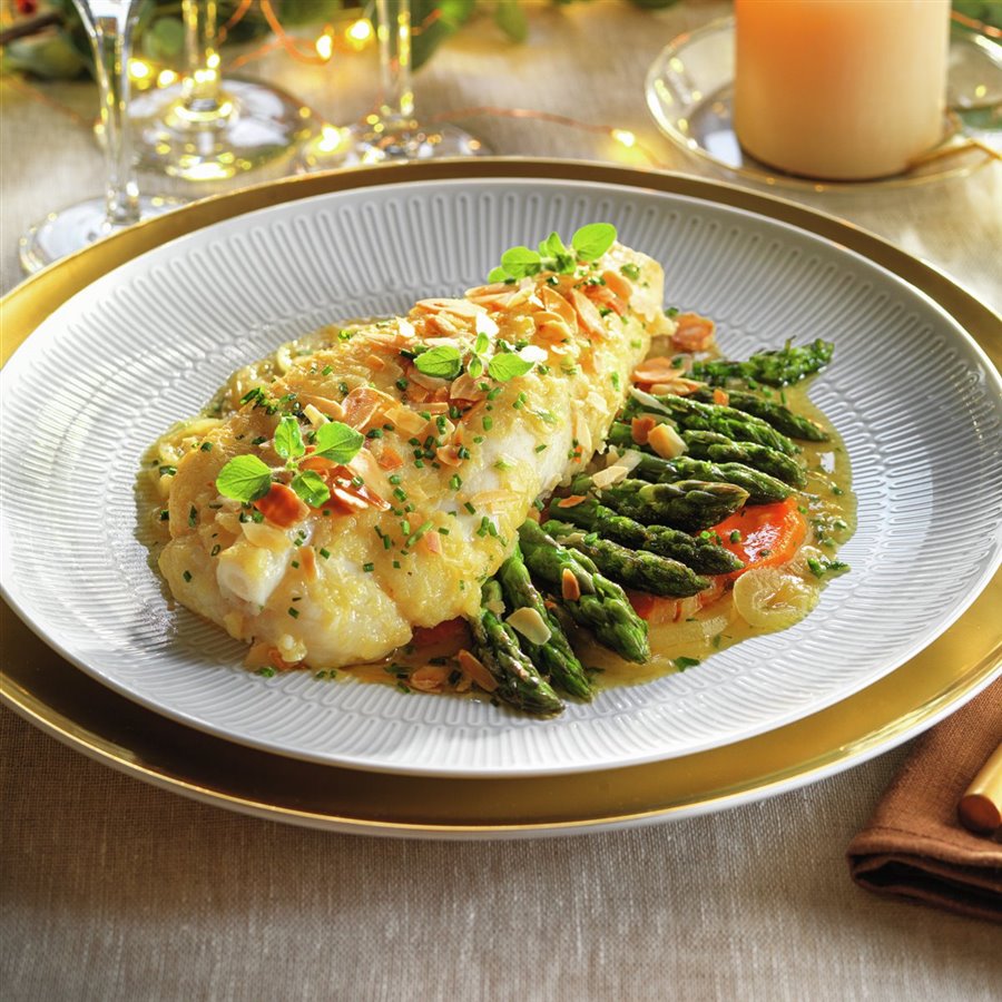 Cola de rape al horno con espárragos y almendras