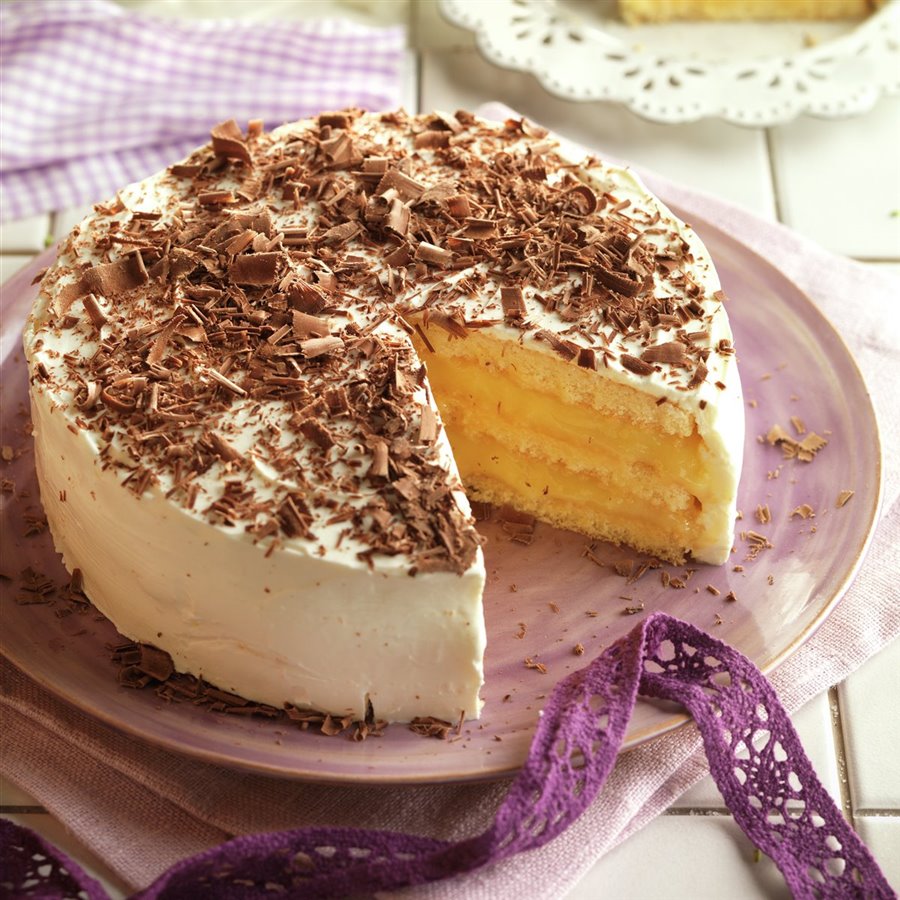 Bizcocho relleno de crema y nata