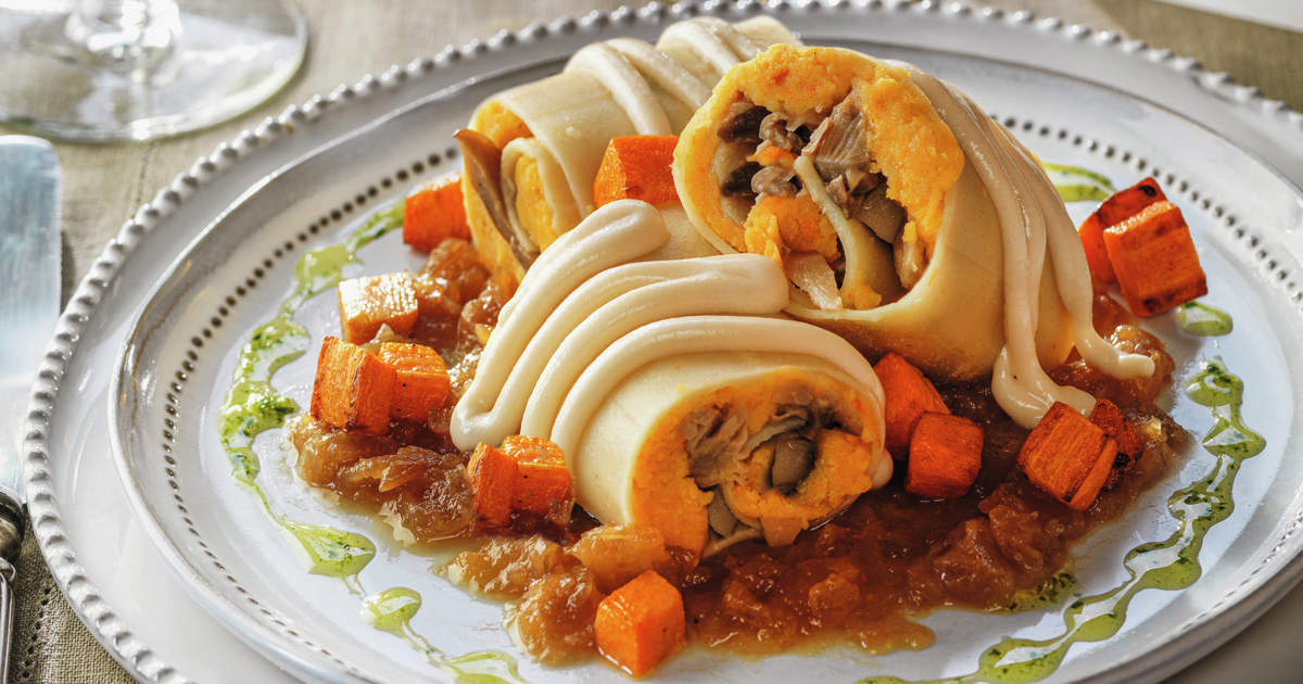 Lasaña enrollada con puré de calabaza, setas y salsa de cebolla
