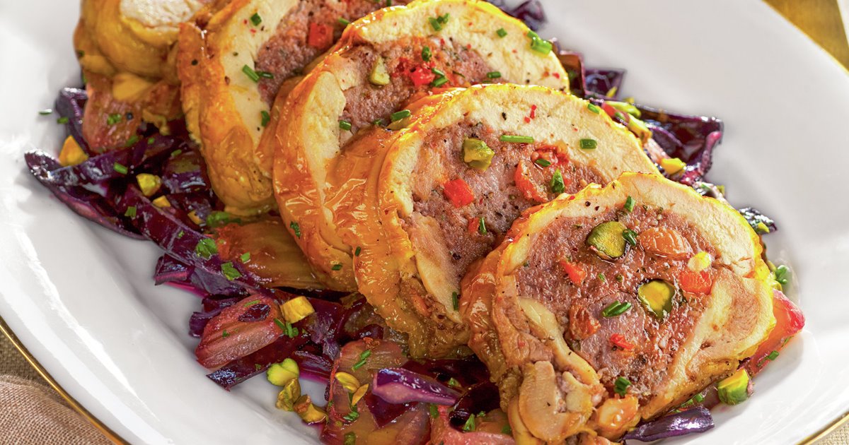 Pollo relleno de carne y pistachos