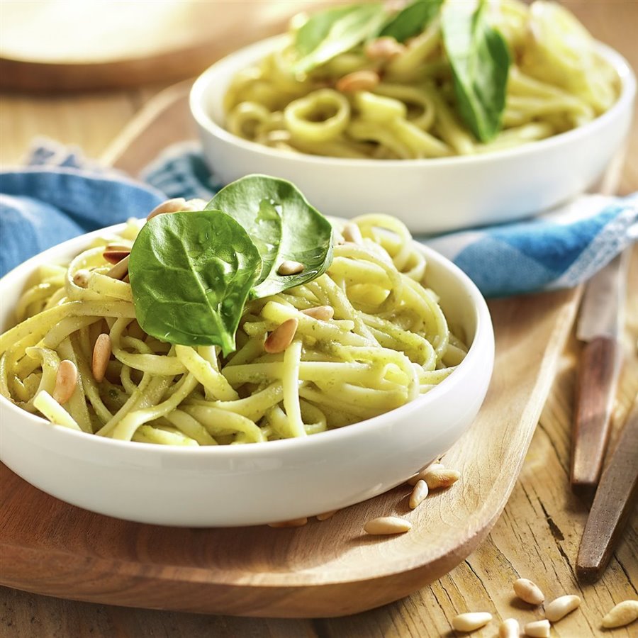 Pasta casera con harina de garbanzo con salsa de espinacas