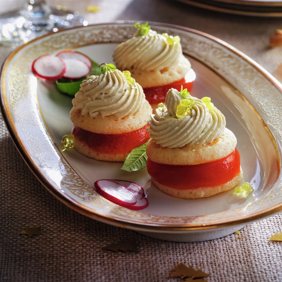 Blinis con gelatina de pimiento y mousse de anchoa