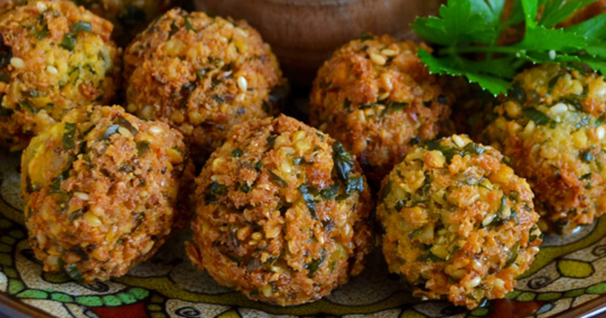 Falafel de garbanzos con salsa de yogur griego, un plato típico de la ...