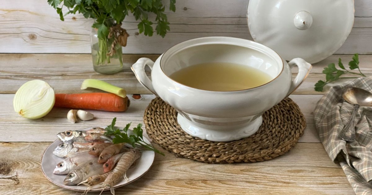 Cómo hacer fumet de pescado: la receta casera ¡en 30 minutos!