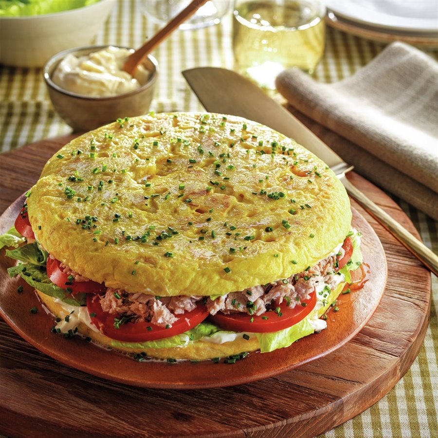 Tortilla de patata rellena de ensalada de tomate y atún