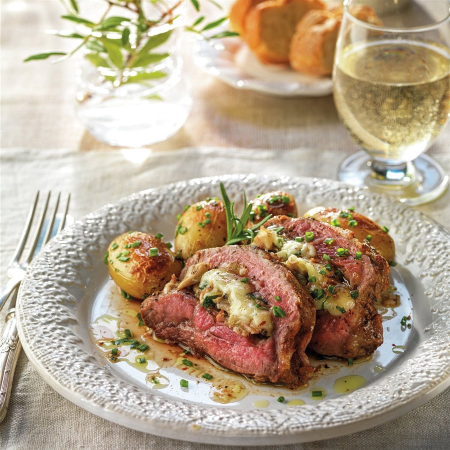 Solomillo relleno de verduras y queso con patatitas