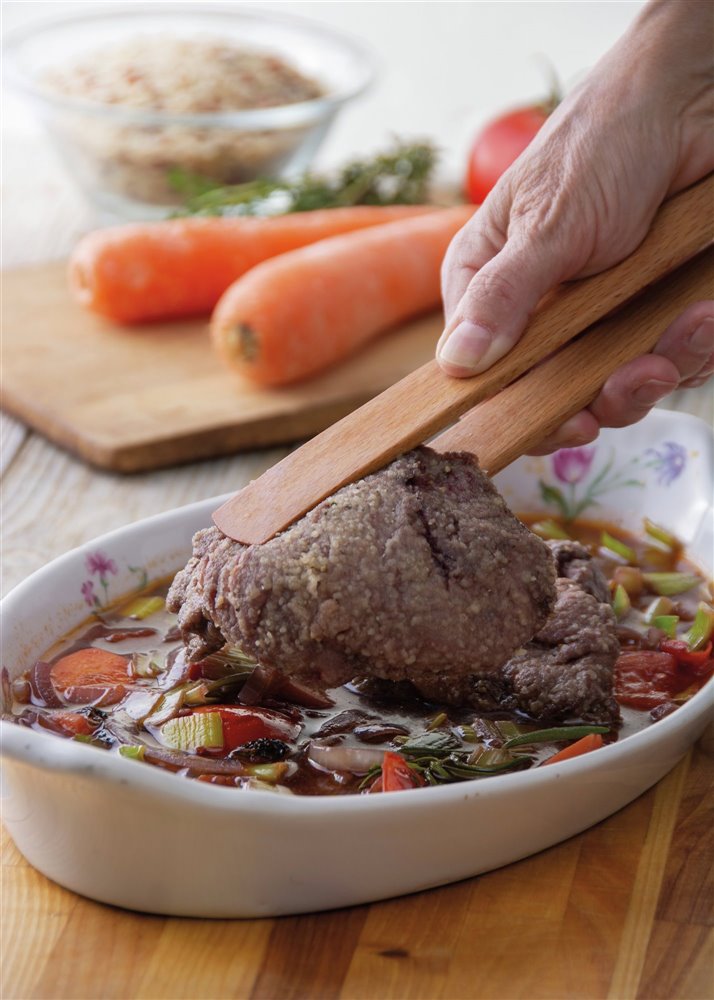 Carrilleras melosas de ternera con arroz salvaje