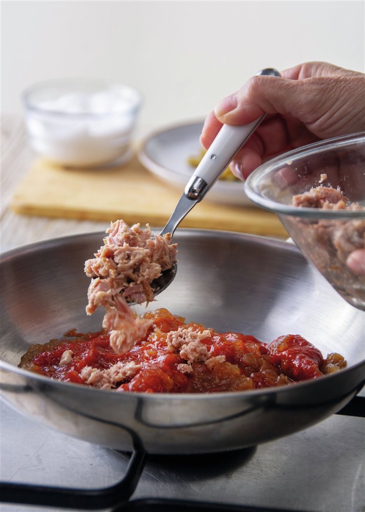 Hojaldre trenzado de atún, pimiento y aceitunas