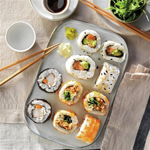 Makis variados (de salmón, pollo y surimi)