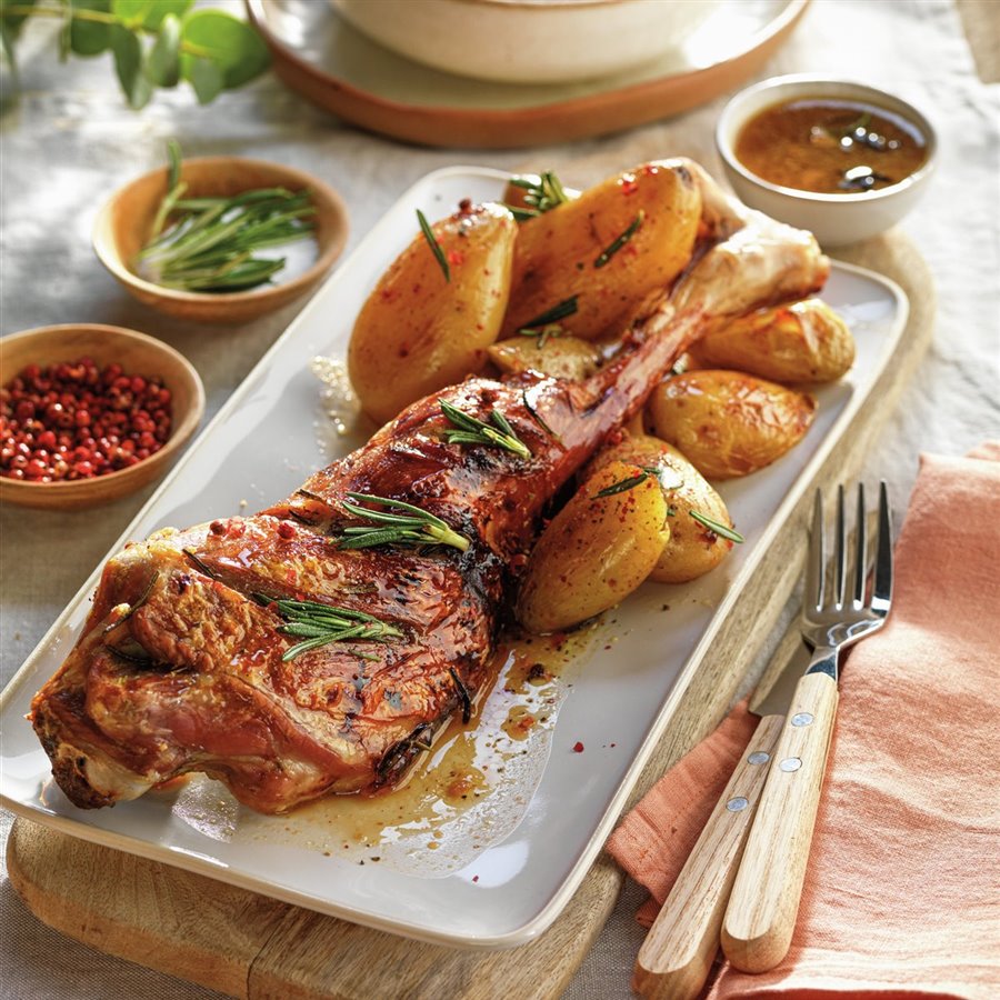Pierna de cordero al horno con patatas y romero
