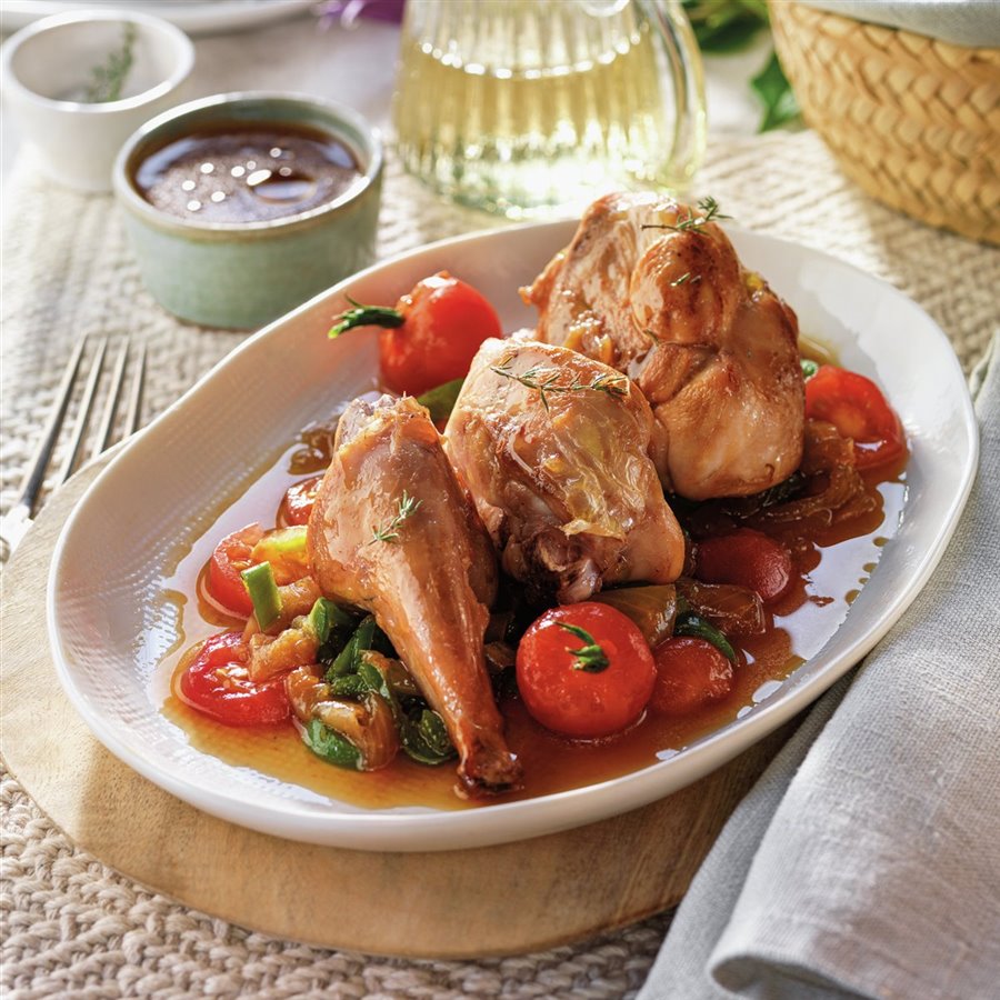 Conejo adobado con sofrito de pimiento y cherrys