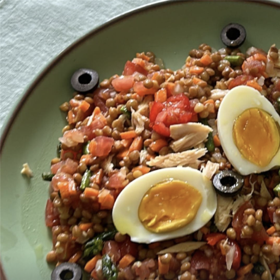 Ensalada de lentejas con huevo y atún, de Vanesa Lorenzo