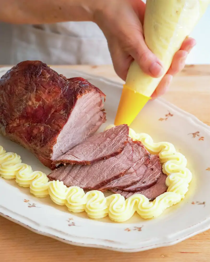 Redondo de ternera asado al vino tinto con puré de patata, ideal para ...